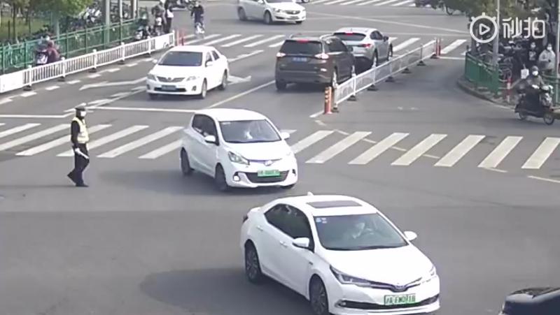 ...司机张某下车查看碰撞情况,误将档位切换为倒车档,车辆自行倒车。...