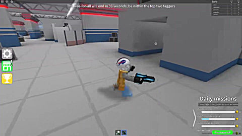 Roblox 小游戏模拟器!镭射枪大战,我和对手同时击中了对方!进击的剧情