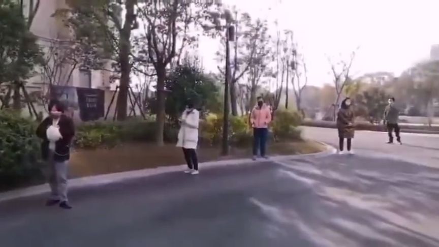 上海闵行,一小区,居民领口罩,排队间距,惊现精细化管理!