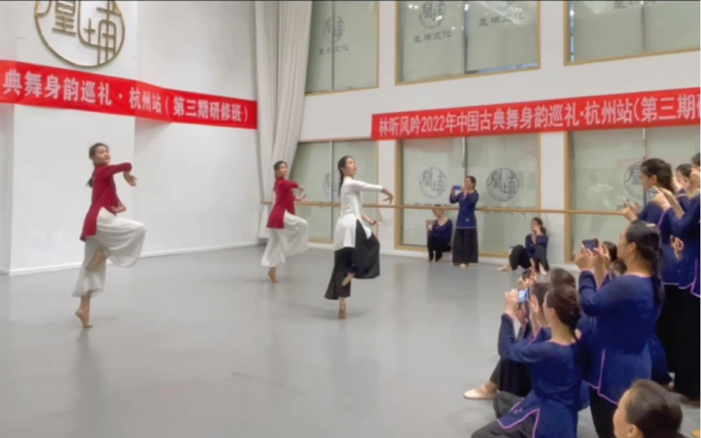 ...线下教学与示范完美结合。发一个库存的云肩转腰,马上又要跟全国的...