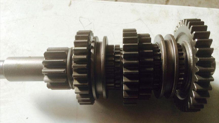 机械:齿轮安装轴的剖面视图怎么标注公差?