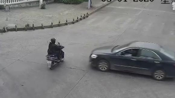 佩戴头盔方式不正确出行安全无保障 #安全出行 #电动车头盔