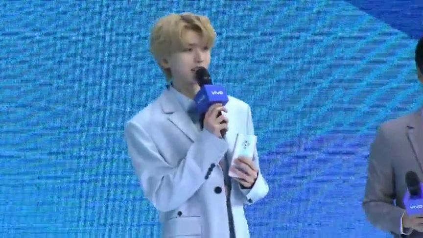 蔡徐坤和粉丝打招呼分享行程的感受,这脸白的有点过分了!