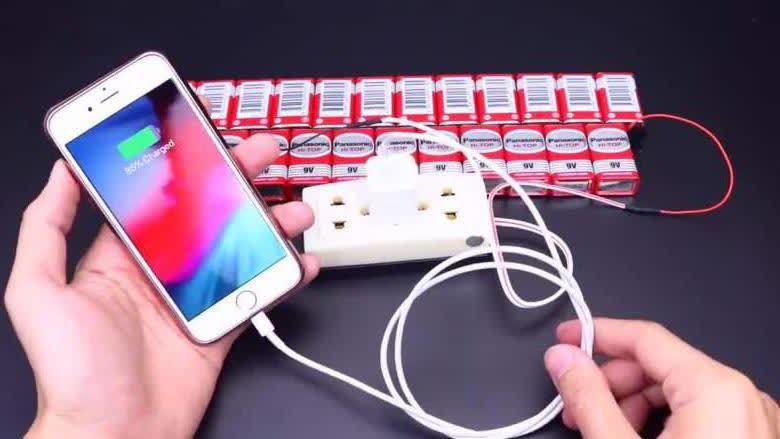 有趣的小实验:用电池连在一起能给手机充电,真是太神奇了!