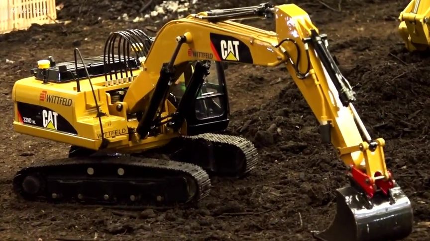 大型RC模型车和施工现场 RC挖掘机 RC卡车和机械