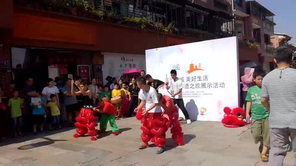 孩子们的舞狮表演开始啦