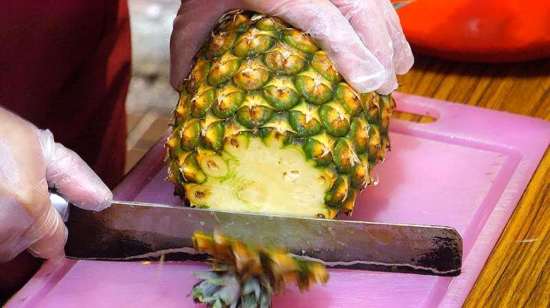 大妈街头“土豪式”切菠萝,一点都不心疼肉,不过这刀法还真厉害