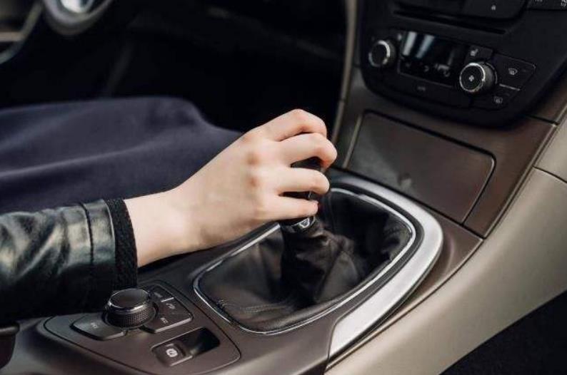 自动挡起步时,先拉手刹还是先挂D挡?手把手给你演示,新手学学