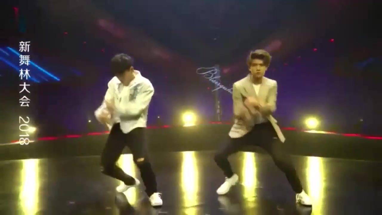 任嘉伦跳舞真是太帅了,开了挂一样,完全不...