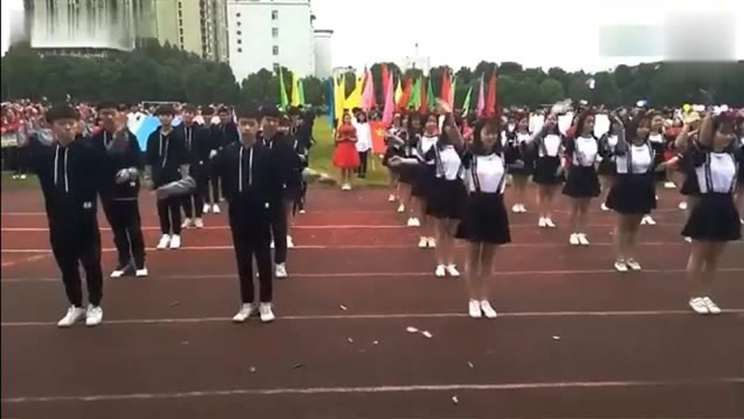 现在的高中校运会开幕表演都这么骚了?