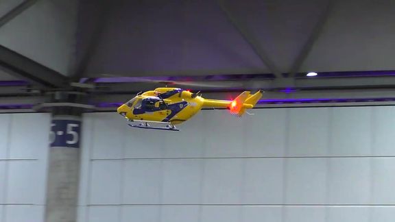 BK-117电动直升机航模室内飞行表演