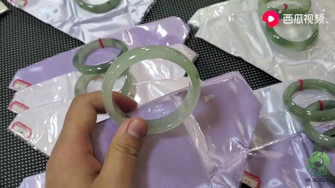并非只有冰种翡翠手镯才好看,小伙看的这些糯种手镯也是漂亮的!