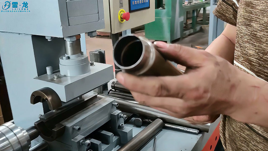 一个压缩管机的作用如此之大超乎想象,圆管扩径方管缩口钢管墩头