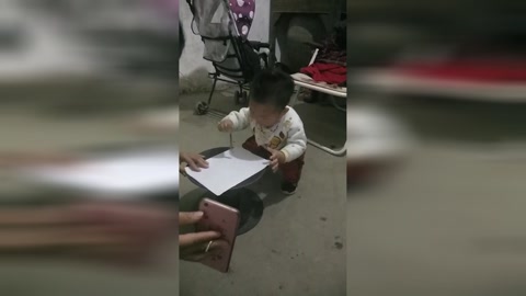 看我们拿笔的姿势如何