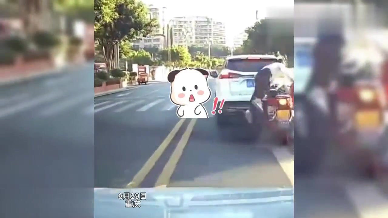 斑马线前电动车追尾汽车,电动车驾驶员直接"起飞"