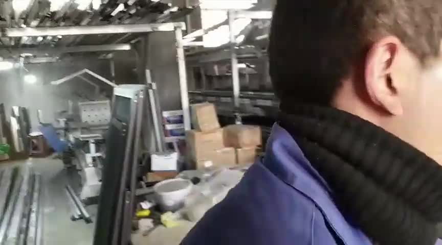 农村做铝合金门窗挣钱吗?大哥说出他一天挣多少钱,是不是实话?