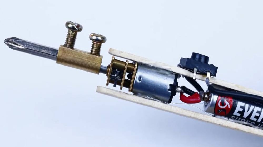 花1小时自制的"电动螺丝刀",用起来会翻车吗?一起看看!