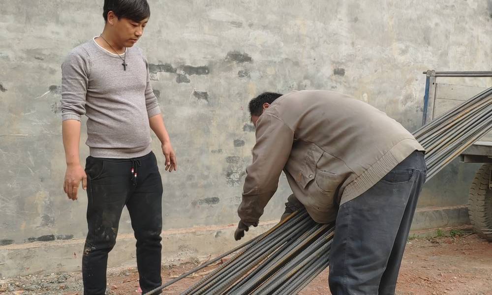 农村小伙去买钢筋给房子打圈梁,老婆送来一碗稀饭