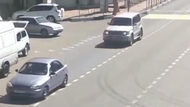 在十字路口,骑电动车不要太急,避免有车行驶撞上