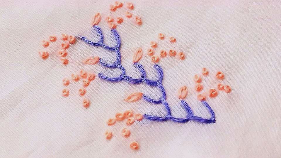 刺绣基础针法的简单应用,用羽毛绣将雏菊绣和法结绣串起来做花边