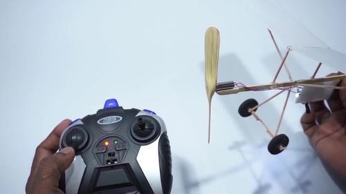 纯手工打造一架模型飞机,没想还能遥控,真能飞#手工diy