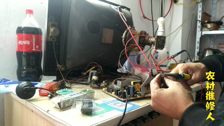 彩色电视机开机噼里啪啦的有异响,小伙一听就知道是哪里的问题