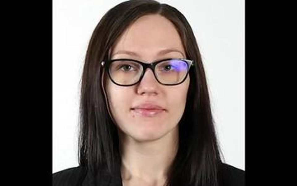 证件照不让戴眼镜 某宝找了个大师p了下 结果.