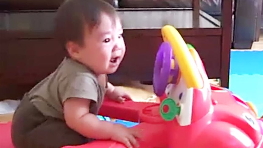 八个月的宝宝推推车