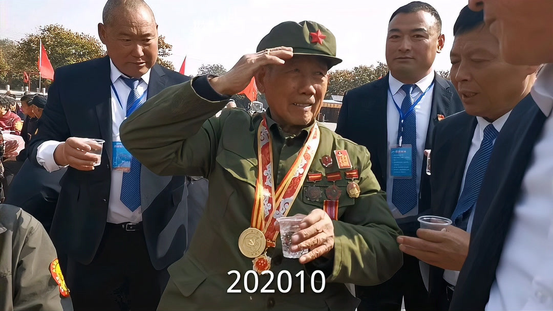 焦作老牛河94岁抗美援朝老战士靳福喜高唱战歌,豪气不减当年