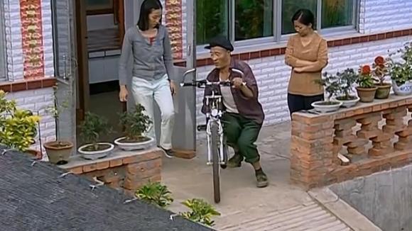 赵四教刘英骑自行车,人蹲车一边单腿掌握平衡,赵四这姿势太逗了
