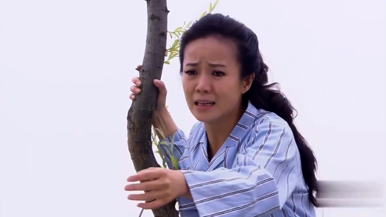 男友不小心落水,残疾美女急坏了,谁料下一秒从轮椅上站起来了!