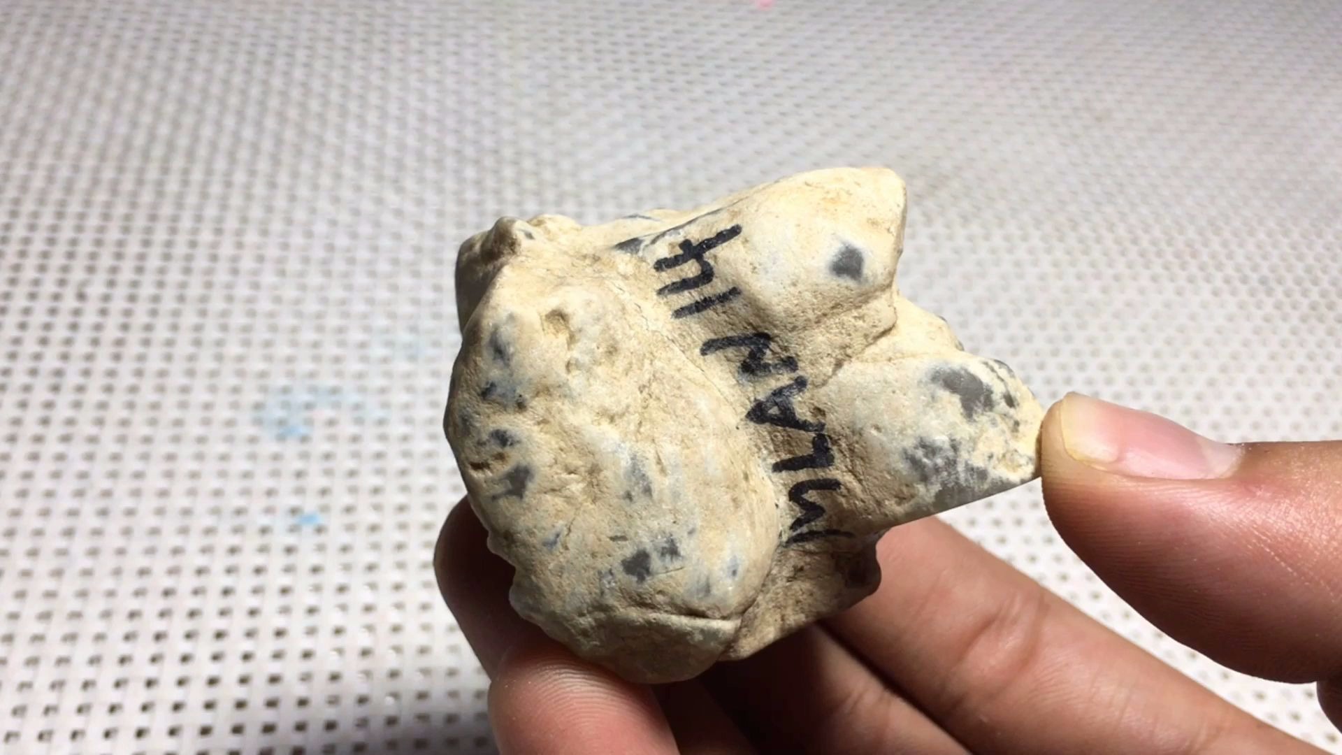 全身脱砂表现的翡翠原石,去皮后还是出现意外?