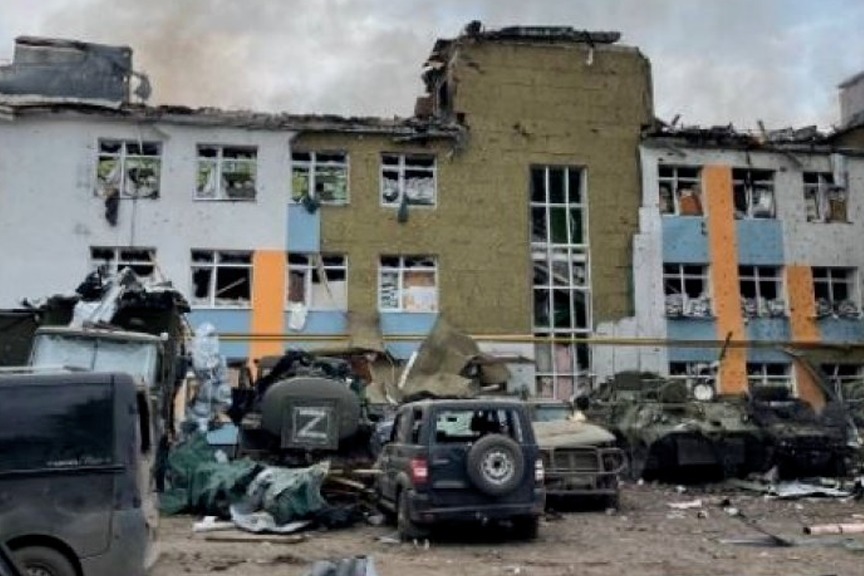 乌克兰传出爆炸巨响,美国导弹射向俄军指挥部,现场陷入一片火海