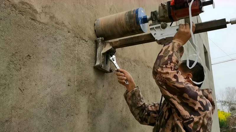 墙体开孔,五分钟时间收费五十元看看这打孔的过程值吗