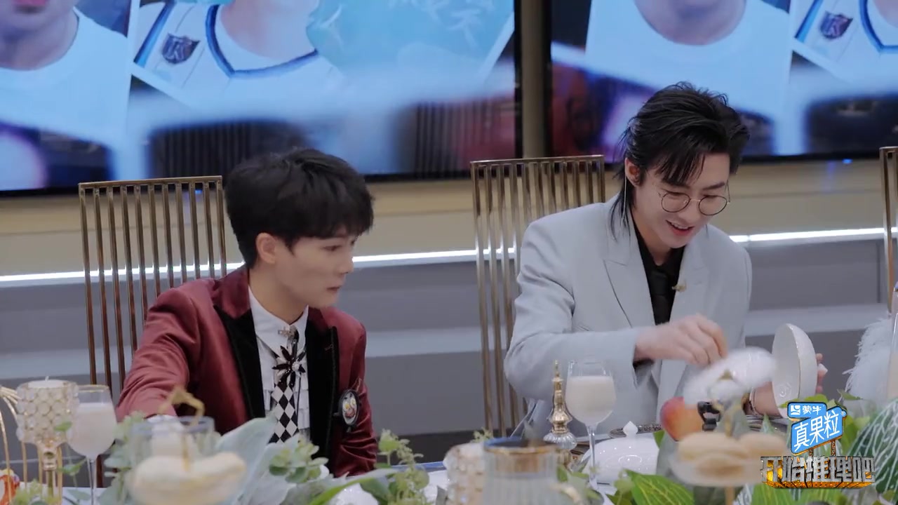 【周深】《开始推理吧》周深刘宇宁一起喝奶?哈哈哈最长的腿,最小的...