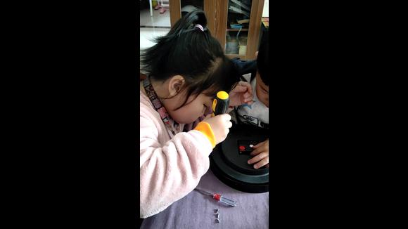 姐弟俩好奇时钟里面到底是什么结构