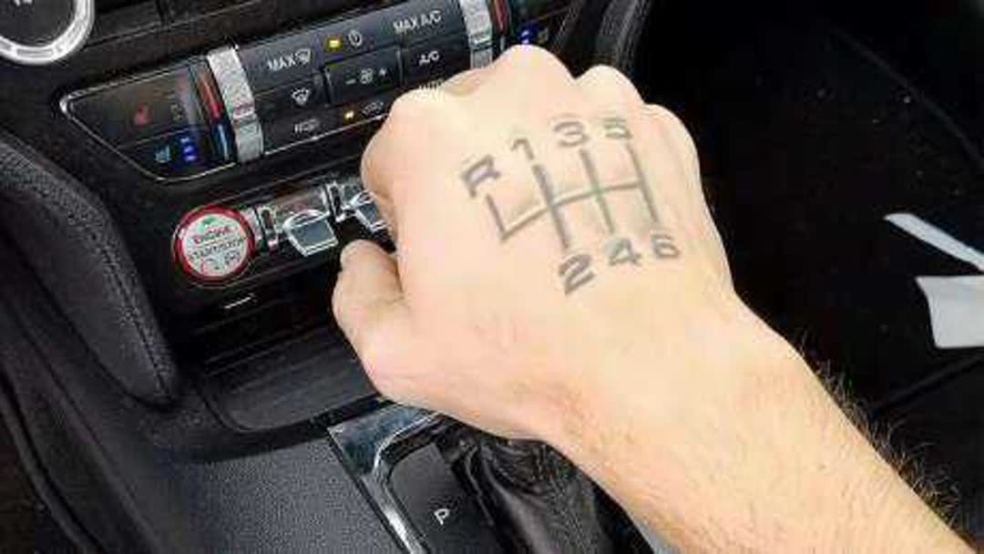 刚拿到C1驾照的新手,到底选自动挡还是手动挡,教练说的很有道理