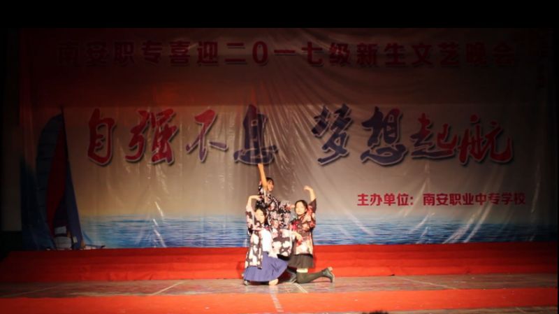 学校迎新晚会上,三位小姐姐带来的《极乐净土》舞蹈表演
