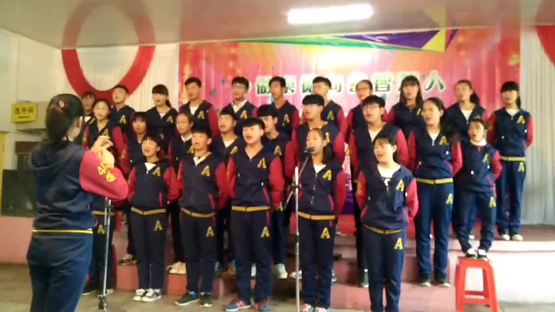初三.二班大合唱:《红旗飘飘》、《打靶归来》、《一二三四歌》