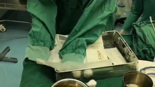 手术室你不知道的事,护士打开器械完全不用手,这可是个技术活!