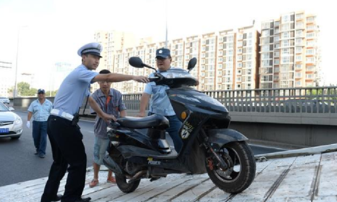 新规实施,违规电动车将强制报废,望广大电动车车主引以为戒!