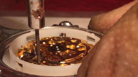 钟表匠拆机,受磁后的机械手表发条粘连走时不准,修复很简单