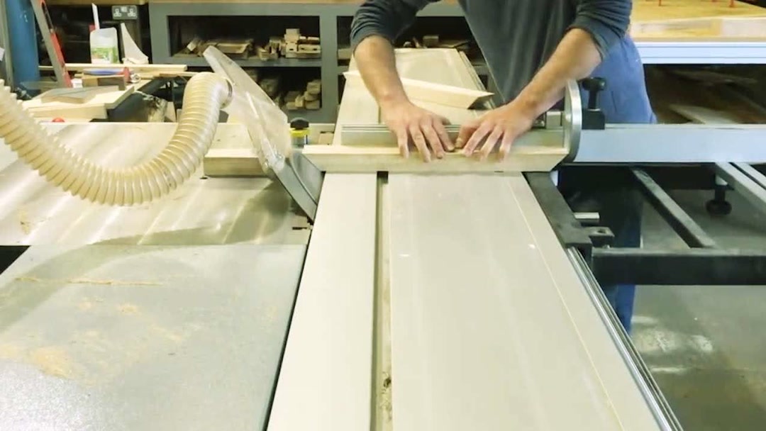 木匠用核桃木和橡木制作一把木桌,制作过程让人佩服,成品很不错