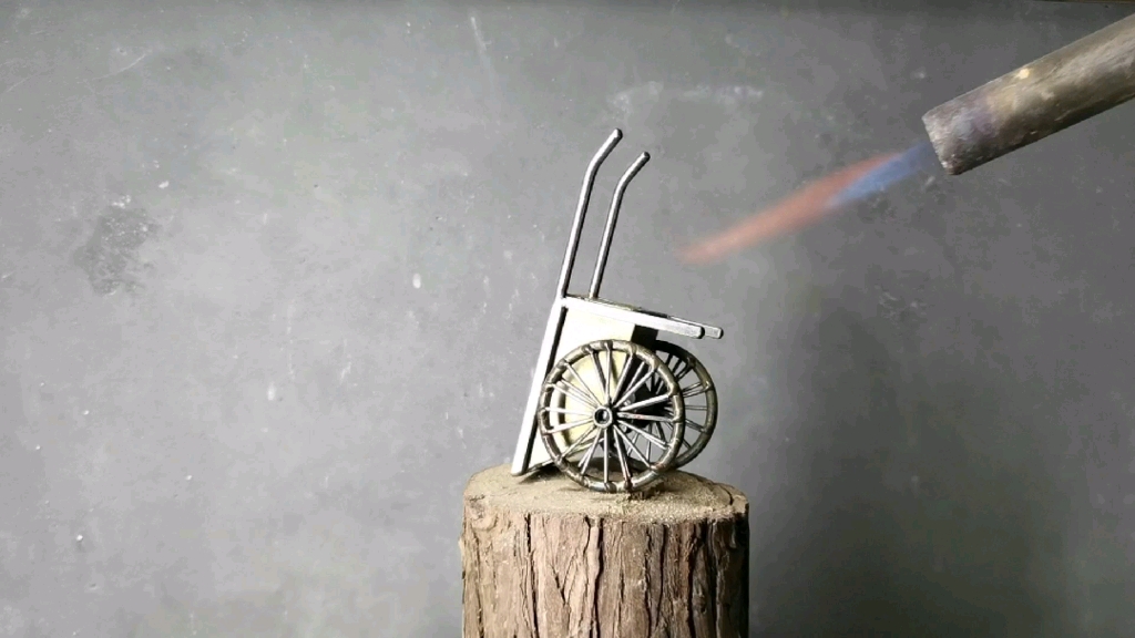 迷你小推车模型用火烧一下会更好看