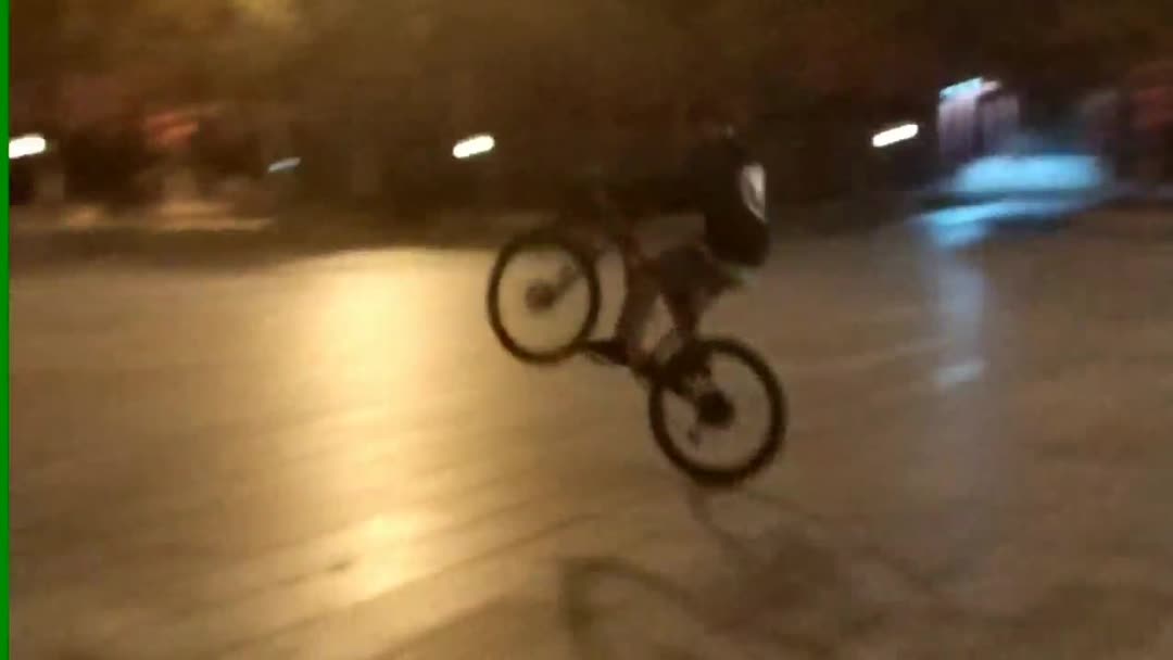 山地自行车翘头骑走 就是这么任性