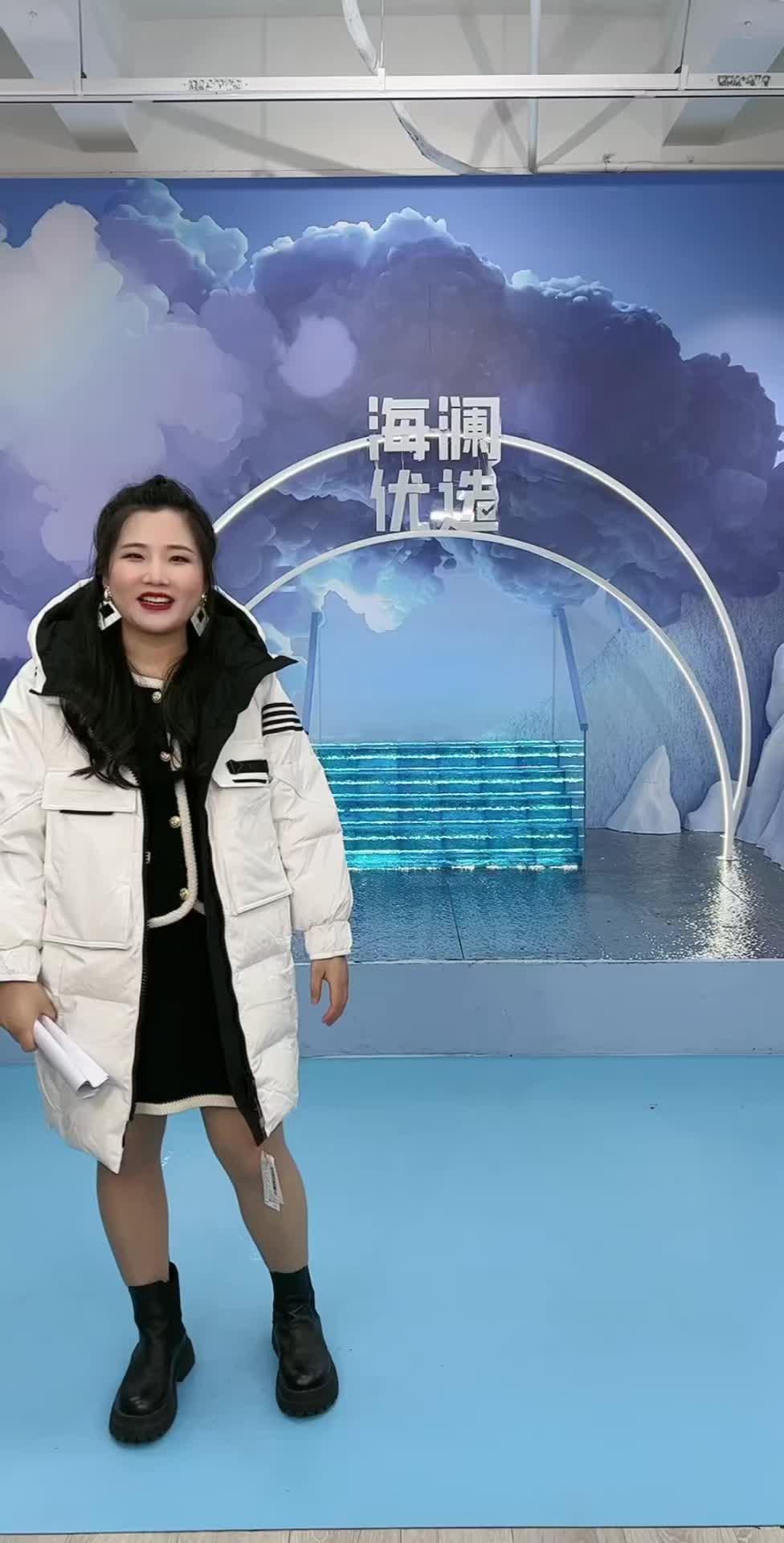 同一件羽绒服,这就是50岁公公,和20多岁模特穿的区别!好看吗?