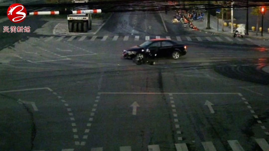 杭州电动车闯红灯出车祸,事后被判定全责,还叫嚣大车应该让小车