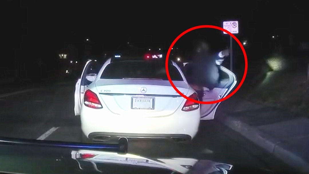 实拍:美国枪击案嫌犯被拦停 下车后突然开枪 瞬间被乱枪击毙!