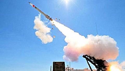 战争再次爆发! 十几枚导弹轰炸以色列: 伊朗终于出手致命一击