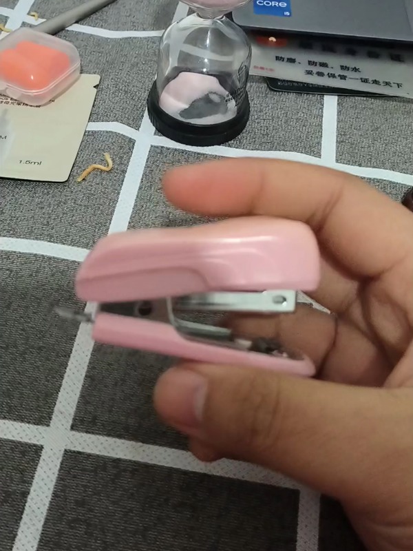 晨光迷你订书机~小巧耐用